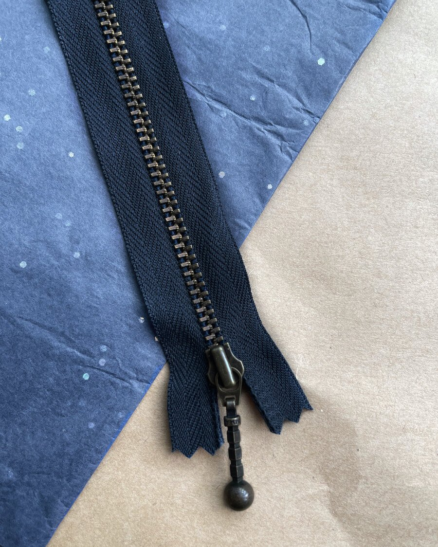 Køb lynlåse til Honey Purse small fra PetiteKnit hos Garnværkstedet